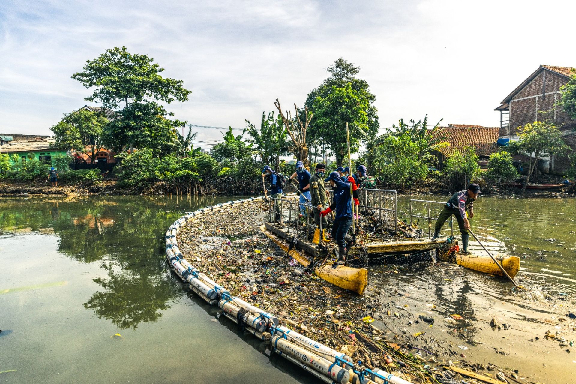 Contribution: Plastic Fischer's low-tech River Plastic Collection Systems